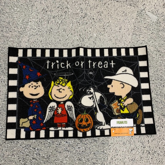 Peanuts | Accents | Peanuts Snoopy Charlie Brown Gang Happy Halloween ...